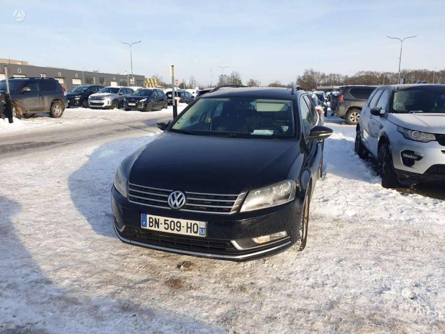 Black Volkswagen Passat 2011 in Taurage, with an engine capacity of 1.60 L and mileage of 304 thousand km for 3500 €, photo 2 on AUTOMOTO.COM.LV