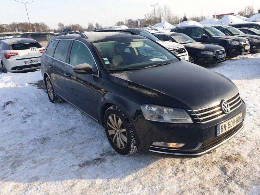 Black Volkswagen Passat 2011 in Taurage, with an engine capacity of 1.60 L and mileage of 304 thousand km for 3500 €, photo 3 on AUTOMOTO.COM.LV