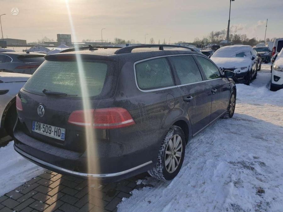 Black Volkswagen Passat 2011 in Taurage, with an engine capacity of 1.60 L and mileage of 304 thousand km for 3500 €, photo 5 on AUTOMOTO.COM.LV