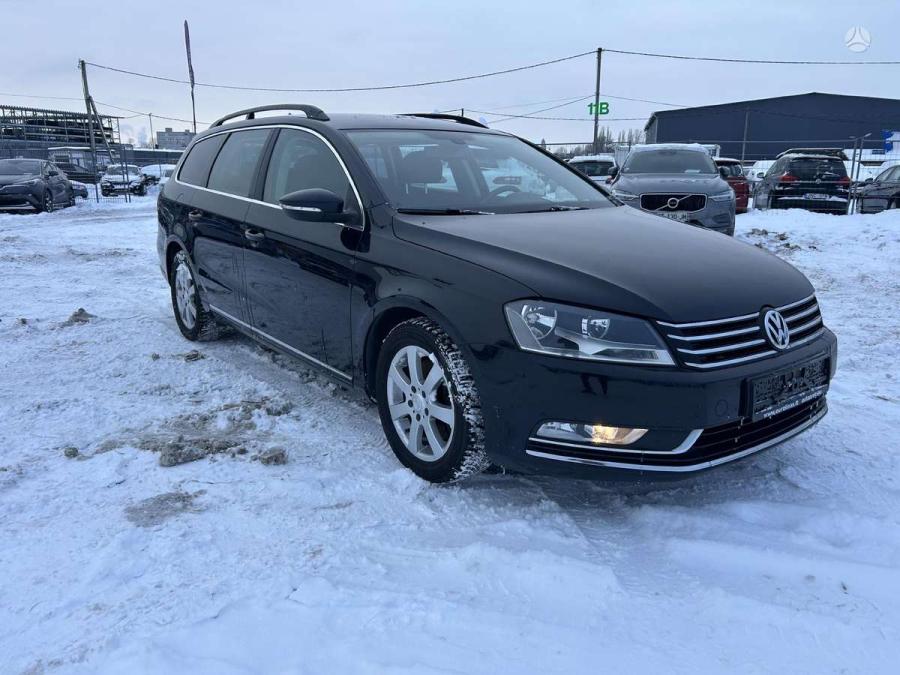 Black Volkswagen Passat 2011 in Kaunas, with an engine capacity of 1.60 L and mileage of 305 thousand km for 4990 €, photo 1 on AUTOMOTO.COM.LV
