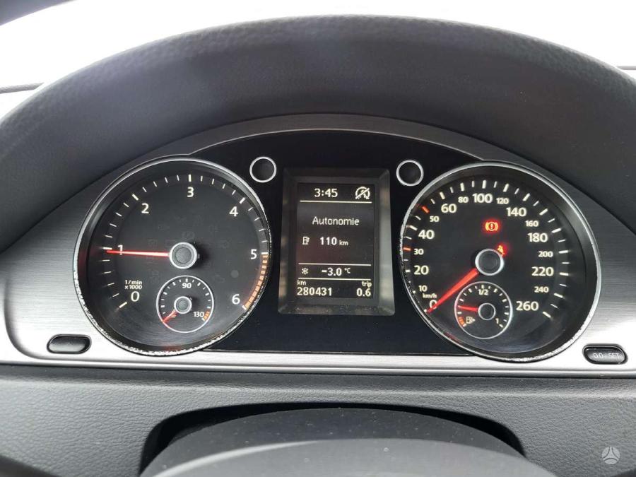 Black Volkswagen Passat 2011 in Taurage, with an engine capacity of 1.97 L and mileage of 280 thousand km for 4400 €, photo 16 on AUTOMOTO.COM.LV