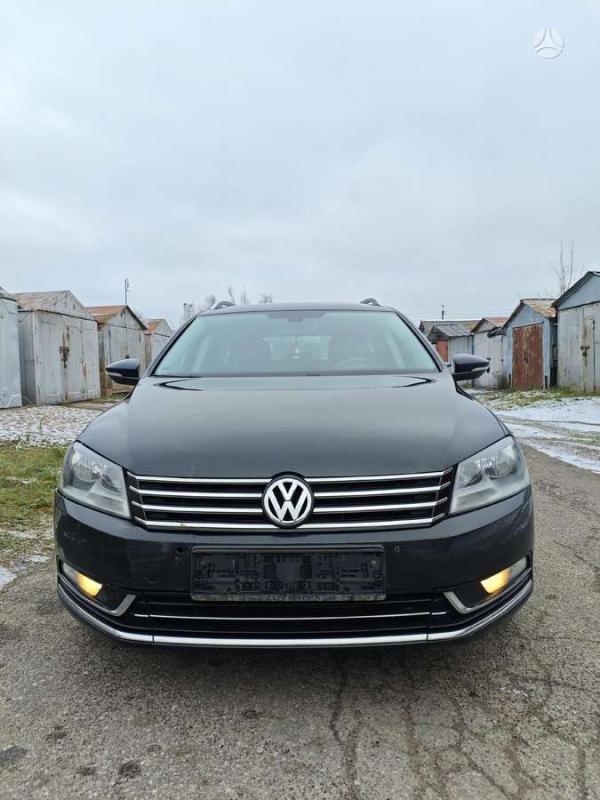 Black Volkswagen Passat 2011 in Panevezys, with an engine capacity of 1.98 L and mileage of 372 thousand km for 3990 €, photo 2 on AUTOMOTO.COM.LV