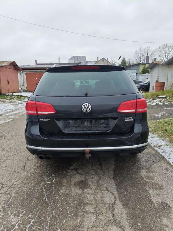 Black Volkswagen Passat 2011 in Panevezys, with an engine capacity of 1.98 L and mileage of 372 thousand km for 3990 €, photo 4 on AUTOMOTO.COM.LV