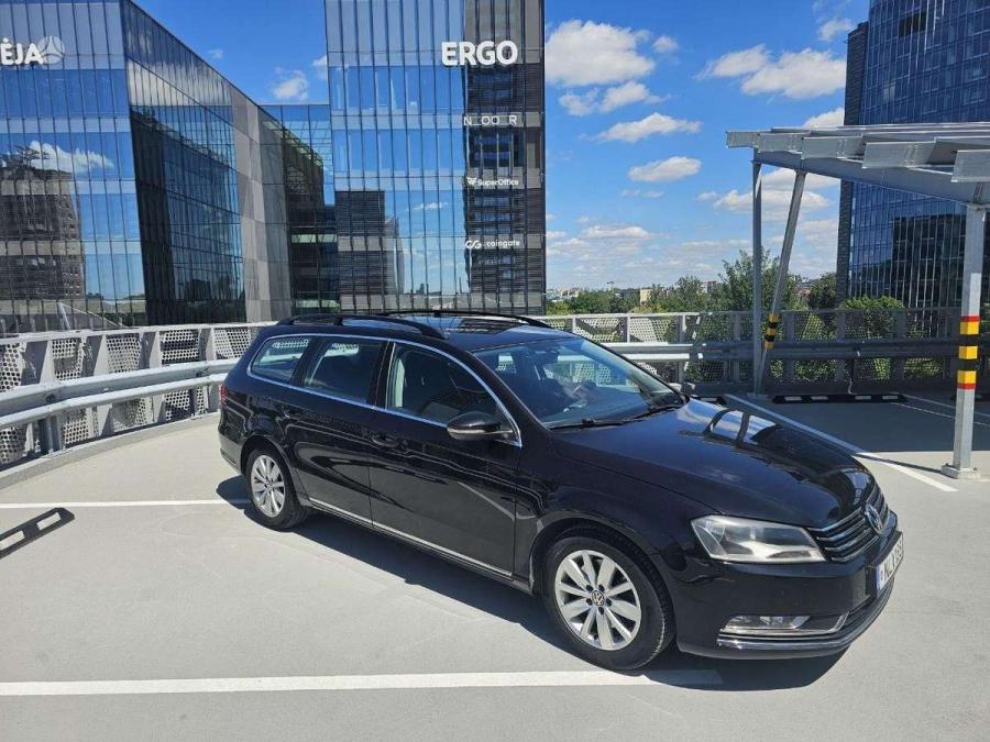 Black Volkswagen Passat 2011 in Vilnius, with an engine capacity of 1.60 L and mileage of 274 thousand km for 5000 €, photo 7 on AUTOMOTO.COM.LV