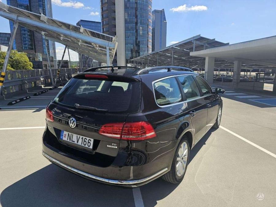 Black Volkswagen Passat 2011 in Vilnius, with an engine capacity of 1.60 L and mileage of 274 thousand km for 5000 €, photo 9 on AUTOMOTO.COM.LV