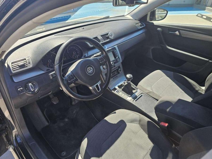 Black Volkswagen Passat 2011 in Vilnius, with an engine capacity of 1.60 L and mileage of 274 thousand km for 5000 €, photo 14 on AUTOMOTO.COM.LV