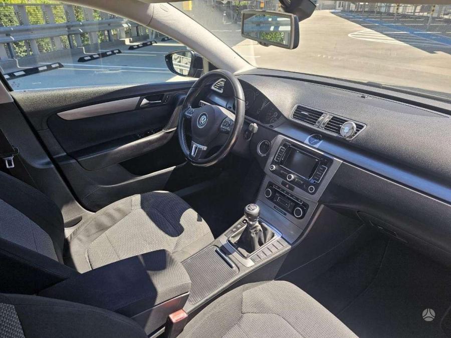 Black Volkswagen Passat 2011 in Vilnius, with an engine capacity of 1.60 L and mileage of 274 thousand km for 5000 €, photo 15 on AUTOMOTO.COM.LV