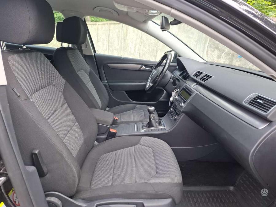 Black Volkswagen Passat 2011 in Vilnius, with an engine capacity of 1.80 L and mileage of 202 thousand km for 3850 €, photo 24 on AUTOMOTO.COM.LV