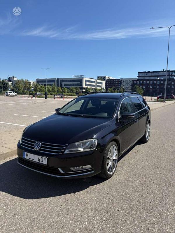 Black Volkswagen Passat 2011 in Vilnius, with an engine capacity of 1.97 L and mileage of 299 thousand km for 5199 €, photo 1 on AUTOMOTO.COM.LV