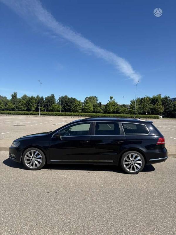 Black Volkswagen Passat 2011 in Vilnius, with an engine capacity of 1.97 L and mileage of 299 thousand km for 5199 €, photo 4 on AUTOMOTO.COM.LV