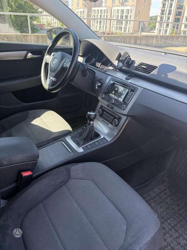 Black Volkswagen Passat 2011 in Vilnius, with an engine capacity of 1.97 L and mileage of 299 thousand km for 5199 €, photo 6 on AUTOMOTO.COM.LV