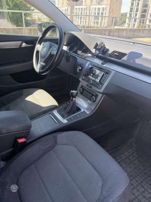 Black Volkswagen Passat 2011 in Vilnius, with an engine capacity of 1.97 L and mileage of 299 thousand km for 5199 €, photo 7 on AUTOMOTO.COM.LV