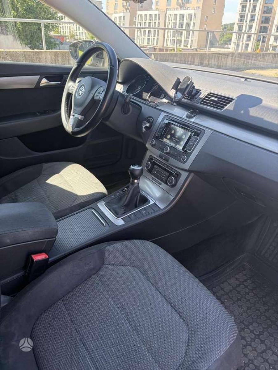 Black Volkswagen Passat 2011 in Vilnius, with an engine capacity of 1.97 L and mileage of 299 thousand km for 5199 €, photo 7 on AUTOMOTO.COM.LV