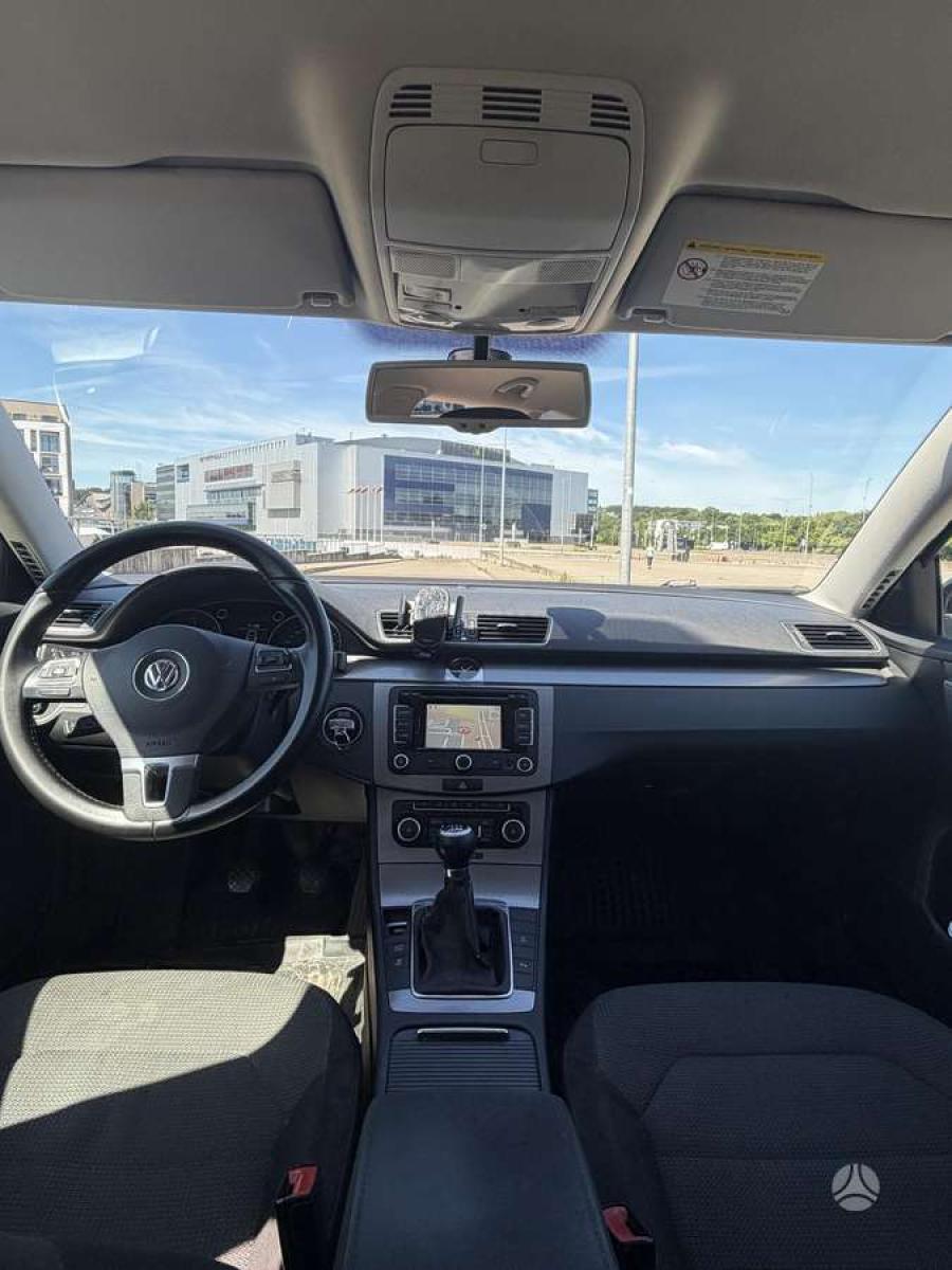 Black Volkswagen Passat 2011 in Vilnius, with an engine capacity of 1.97 L and mileage of 299 thousand km for 5199 €, photo 9 on AUTOMOTO.COM.LV