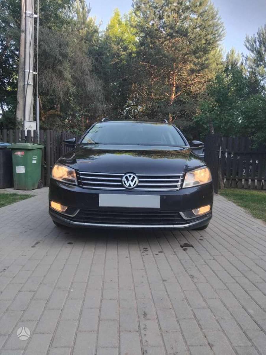 Black Volkswagen Passat 2011 in Vilnius, with an engine capacity of 2.00 L and mileage of 315 thousand km for 4100 €, photo 1 on AUTOMOTO.COM.LV