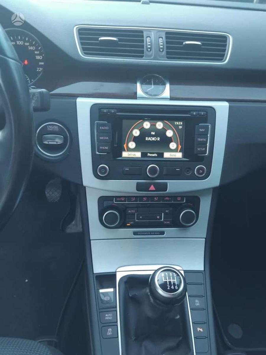 Black Volkswagen Passat 2011 in Vilnius, with an engine capacity of 2.00 L and mileage of 315 thousand km for 4100 €, photo 11 on AUTOMOTO.COM.LV
