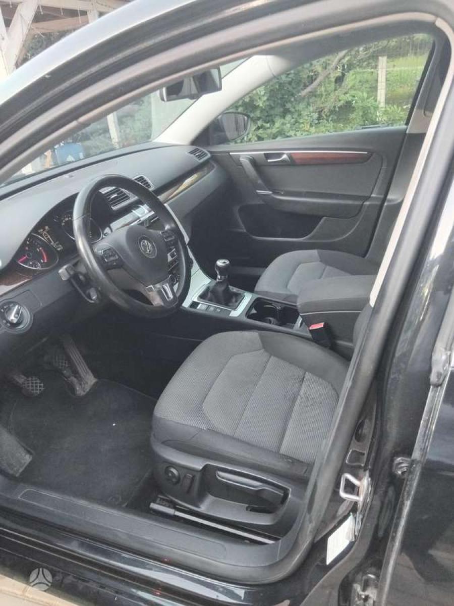 Black Volkswagen Passat 2011 in Vilnius, with an engine capacity of 2.00 L and mileage of 315 thousand km for 4100 €, photo 12 on AUTOMOTO.COM.LV