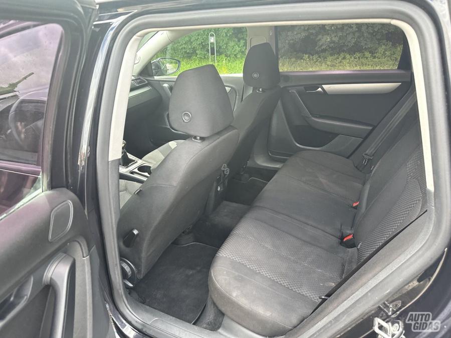 Melns Volkswagen Passat 2011 Alīta, ar dzinēja tilpumu 1.60 L un nobraukumu 327 tūkst. km par 2700 €, foto 12 vietnē AUTOMOTO.COM.LV