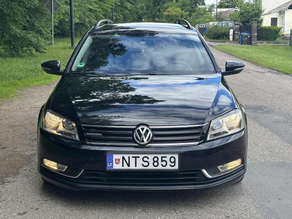 Black Volkswagen Passat 2011 in Alytus, with an engine capacity of 1.60 L and mileage of 327 thousand km for 2700 €, photo 2 on AUTOMOTO.COM.LV