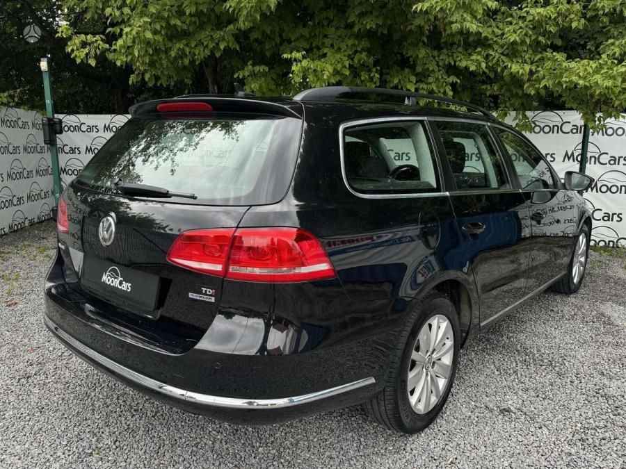 Black Volkswagen Passat 2011 in Vilnius, with an engine capacity of 1.60 L and mileage of 278 thousand km for 4700 €, photo 6 on AUTOMOTO.COM.LV