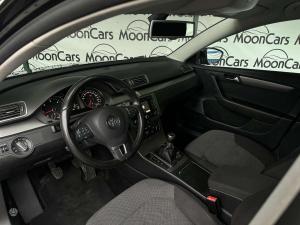 Black Volkswagen Passat 2011 in Vilnius, with an engine capacity of 1.60 L and mileage of 278 thousand km for 4700 €, photo 14 on AUTOMOTO.COM.LV