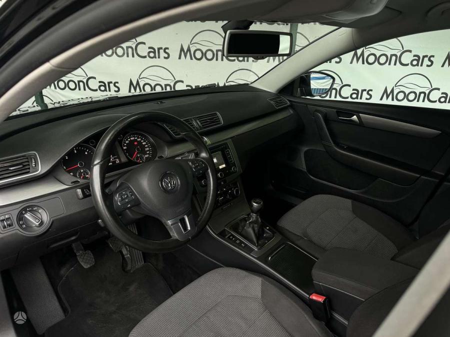 Black Volkswagen Passat 2011 in Vilnius, with an engine capacity of 1.60 L and mileage of 278 thousand km for 4700 €, photo 14 on AUTOMOTO.COM.LV