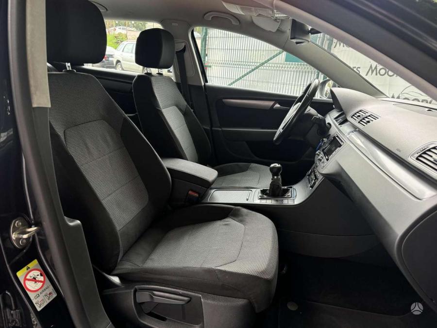 Black Volkswagen Passat 2011 in Vilnius, with an engine capacity of 1.60 L and mileage of 278 thousand km for 4700 €, photo 16 on AUTOMOTO.COM.LV
