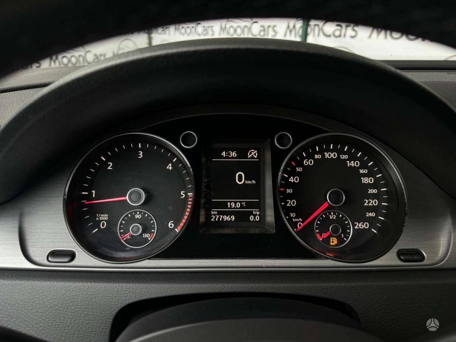 Black Volkswagen Passat 2011 in Vilnius, with an engine capacity of 1.60 L and mileage of 278 thousand km for 4700 €, photo 19 on AUTOMOTO.COM.LV