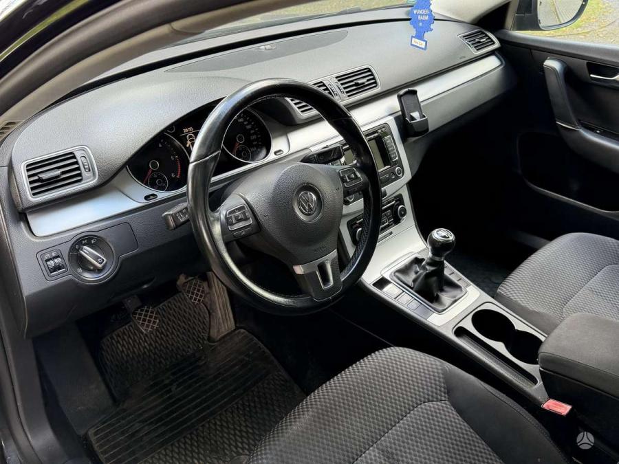Melns Volkswagen Passat 2011 Trakai, ar dzinēja tilpumu 1.60 L un nobraukumu 198 tūkst. km par 3250 €, foto 8 vietnē AUTOMOTO.COM.LV