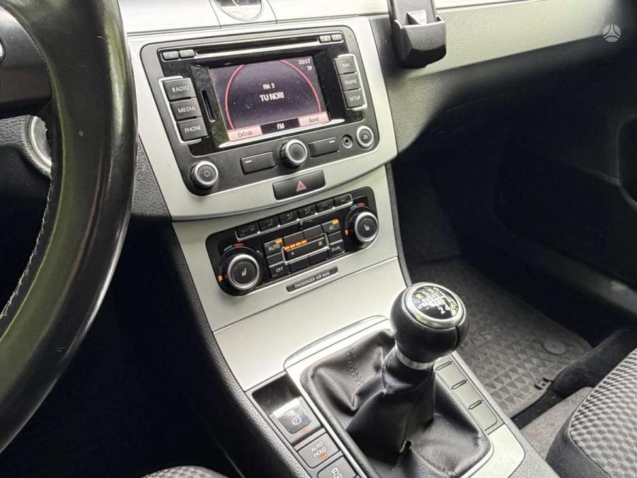 Melns Volkswagen Passat 2011 Trakai, ar dzinēja tilpumu 1.60 L un nobraukumu 198 tūkst. km par 3250 €, foto 14 vietnē AUTOMOTO.COM.LV