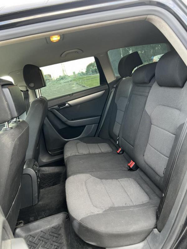 Black Volkswagen Passat 2011 in Narva, with an engine capacity of 1.60 L and mileage of 456 thousand km for 1999 €, photo 10 on AUTOMOTO.COM.LV