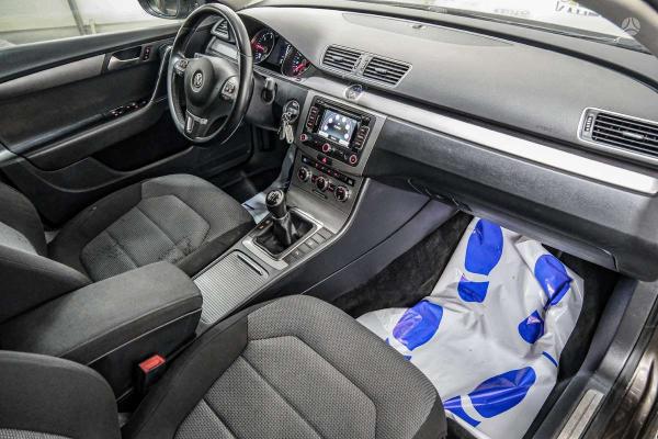 Black Volkswagen Passat 2012 in Kaunas, with an engine capacity of 1.60 L and mileage of 279 thousand km for 5990 €, photo 11 on AUTOMOTO.COM.LV