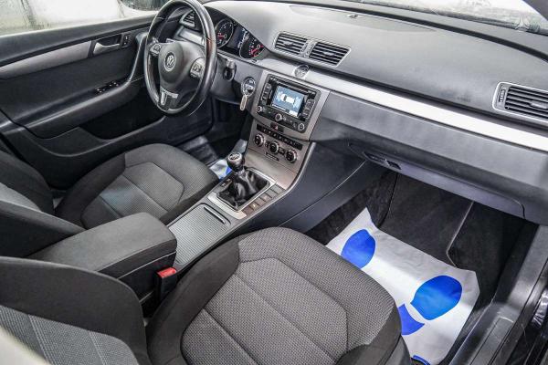 Black Volkswagen Passat 2012 in Kaunas, with an engine capacity of 1.60 L and mileage of 0 thousand km for 7390 €, photo 11 on AUTOMOTO.COM.LV