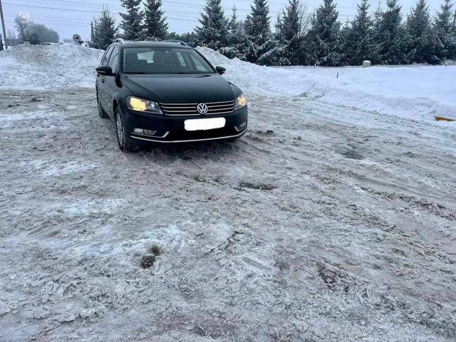 Black Volkswagen Passat 2012 in Raseiniai, with an engine capacity of 1.97 L and mileage of 287 thousand km for 5150 €, photo 6 on AUTOMOTO.COM.LV