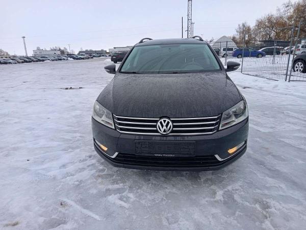 Black Volkswagen Passat 2012 in Marijampole, with an engine capacity of 2.00 L and mileage of 300 thousand km for 4300 €, photo 2 on AUTOMOTO.COM.LV