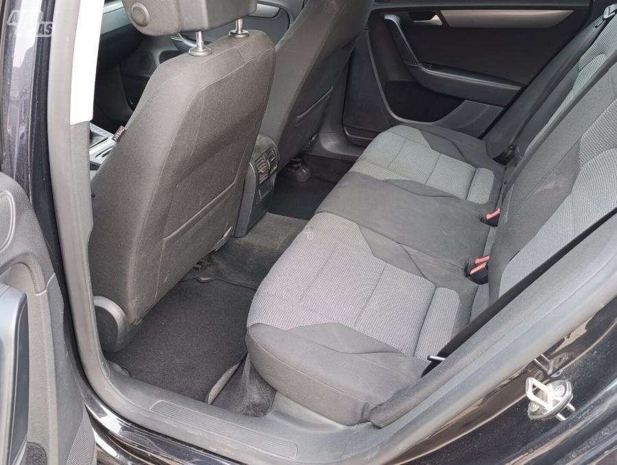 Black Volkswagen Passat 2012 in Sirvintos, with an engine capacity of 2.00 L and mileage of 289 thousand km for 4300 €, photo 11 on AUTOMOTO.COM.LV