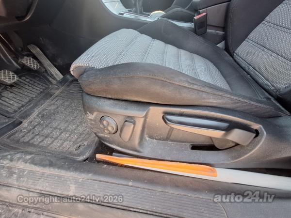 Black Volkswagen Passat 2012 in Tallinn, with an engine capacity of 1.60 L and mileage of 386 thousand km for 2900 €, photo 5 on AUTOMOTO.COM.LV