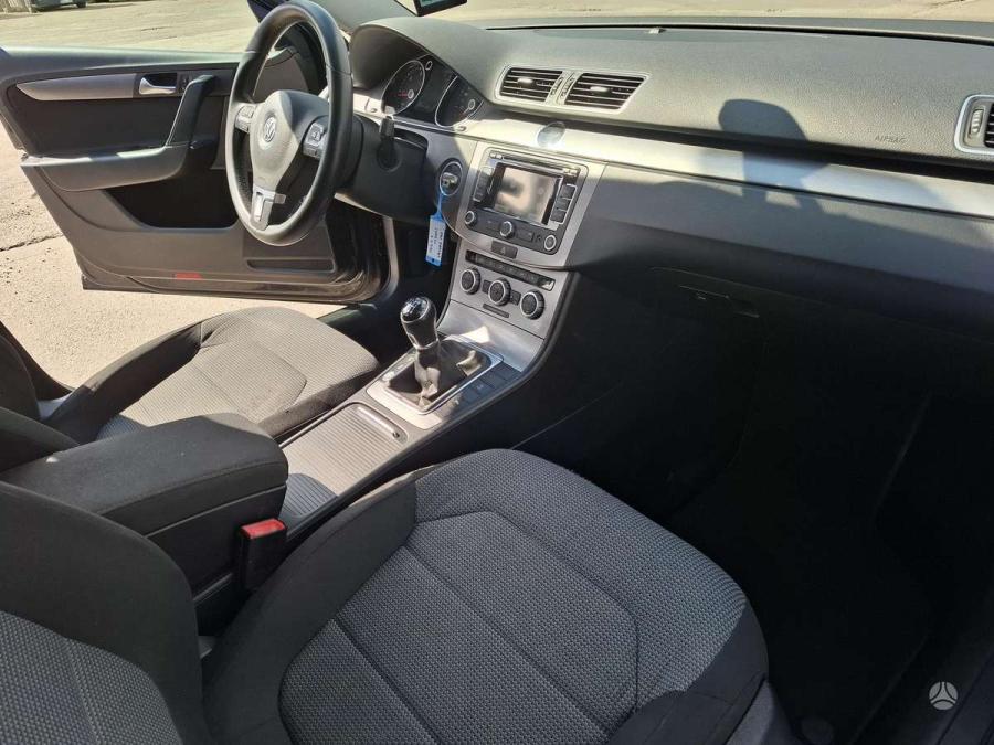 Черный Фольксваген Пассат 2012 в Пренай, объемом двигателя 1.60 л и пробегом 255 тыс. км за 3850 €, фото 11 на AUTOMOTO.COM.LV