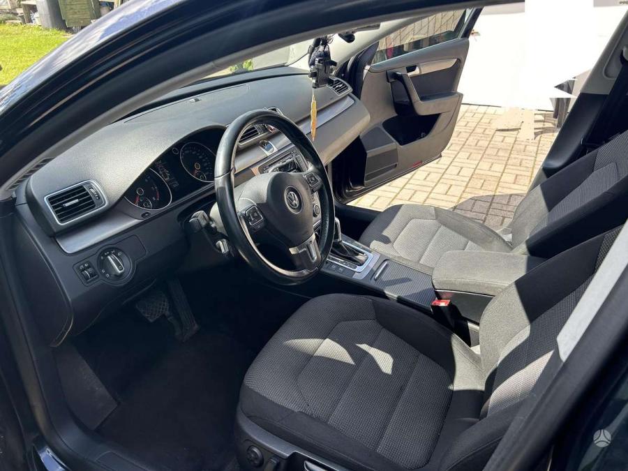 Black Volkswagen Passat 2012 in Vilnius, with an engine capacity of 1.39 L and mileage of 241 thousand km for 3999 €, photo 3 on AUTOMOTO.COM.LV