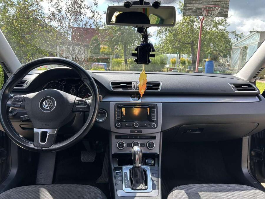 Black Volkswagen Passat 2012 in Vilnius, with an engine capacity of 1.39 L and mileage of 241 thousand km for 3999 €, photo 4 on AUTOMOTO.COM.LV