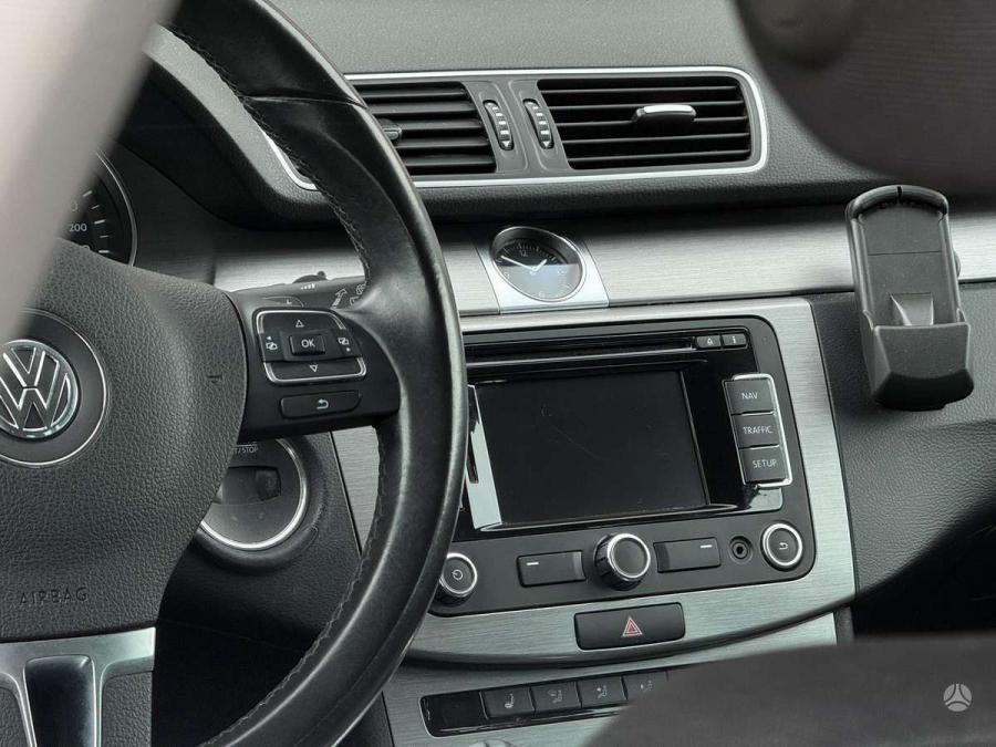 Black Volkswagen Passat 2012 in Vilnius, with an engine capacity of 1.97 L and mileage of 282 thousand km for 6400 €, photo 11 on AUTOMOTO.COM.LV