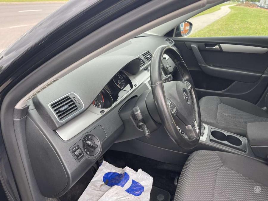 Melns Volkswagen Passat 2012 Kauņa, ar dzinēja tilpumu 1.60 L un nobraukumu 256 tūkst. km par 4650 €, foto 17 vietnē AUTOMOTO.COM.LV