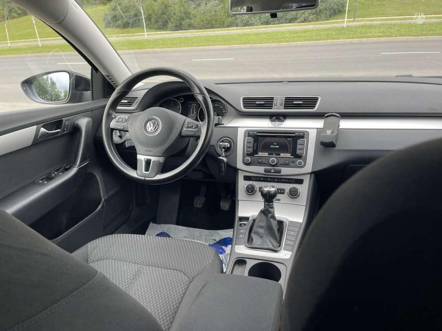 Melns Volkswagen Passat 2012 Kauņa, ar dzinēja tilpumu 1.60 L un nobraukumu 256 tūkst. km par 4650 €, foto 24 vietnē AUTOMOTO.COM.LV
