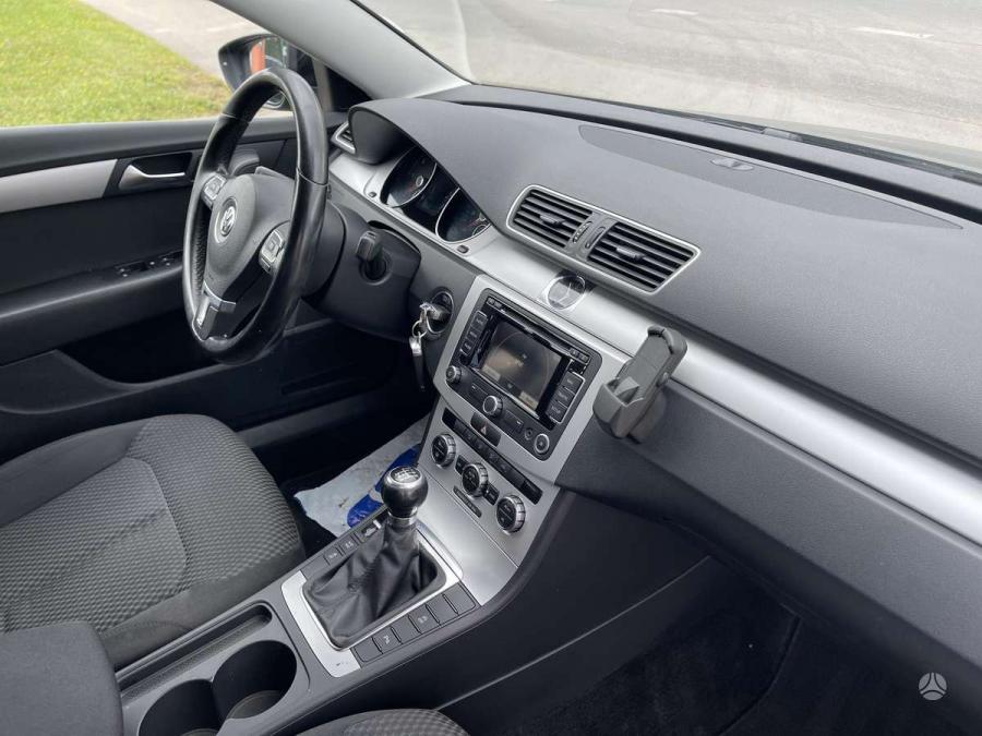 Melns Volkswagen Passat 2012 Kauņa, ar dzinēja tilpumu 1.60 L un nobraukumu 256 tūkst. km par 4650 €, foto 28 vietnē AUTOMOTO.COM.LV