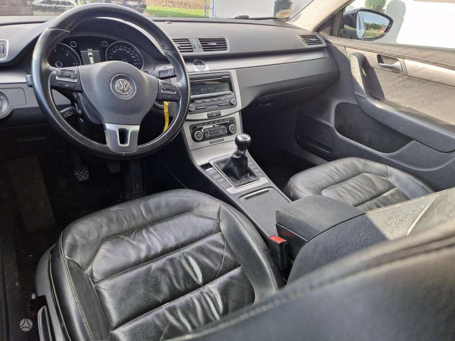Black Volkswagen Passat 2012 in Klaipeda, with an engine capacity of 1.97 L and mileage of 316 thousand km for 3150 €, photo 7 on AUTOMOTO.COM.LV