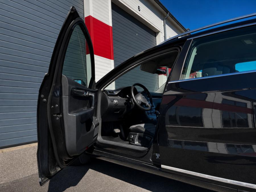 Black Volkswagen Passat 2012 in Parnu, with an engine capacity of 0.00 L and mileage of 281 thousand km for 4900 €, photo 9 on AUTOMOTO.COM.LV