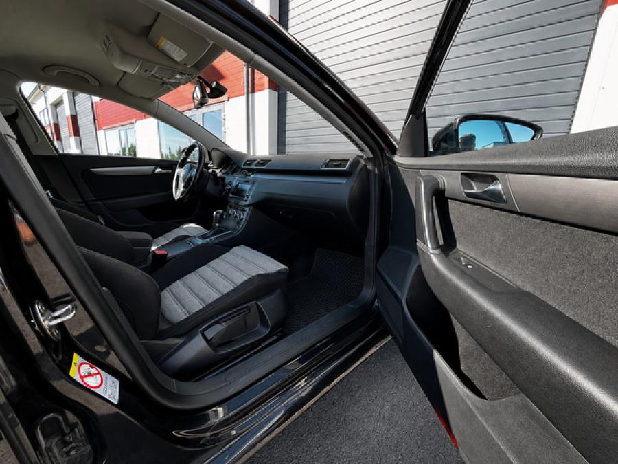 Black Volkswagen Passat 2012 in Parnu, with an engine capacity of 0.00 L and mileage of 281 thousand km for 4900 €, photo 10 on AUTOMOTO.COM.LV