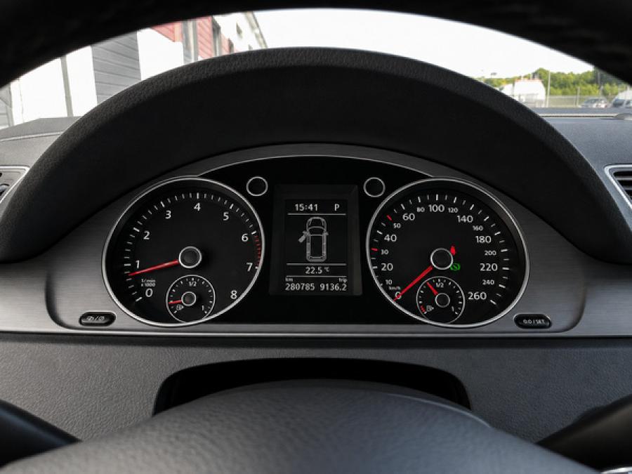 Black Volkswagen Passat 2012 in Parnu, with an engine capacity of 0.00 L and mileage of 281 thousand km for 4900 €, photo 12 on AUTOMOTO.COM.LV