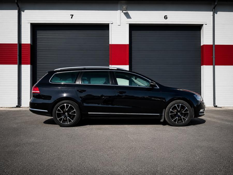 Black Volkswagen Passat 2012 in Parnu, with an engine capacity of 0.00 L and mileage of 281 thousand km for 4900 €, photo 17 on AUTOMOTO.COM.LV