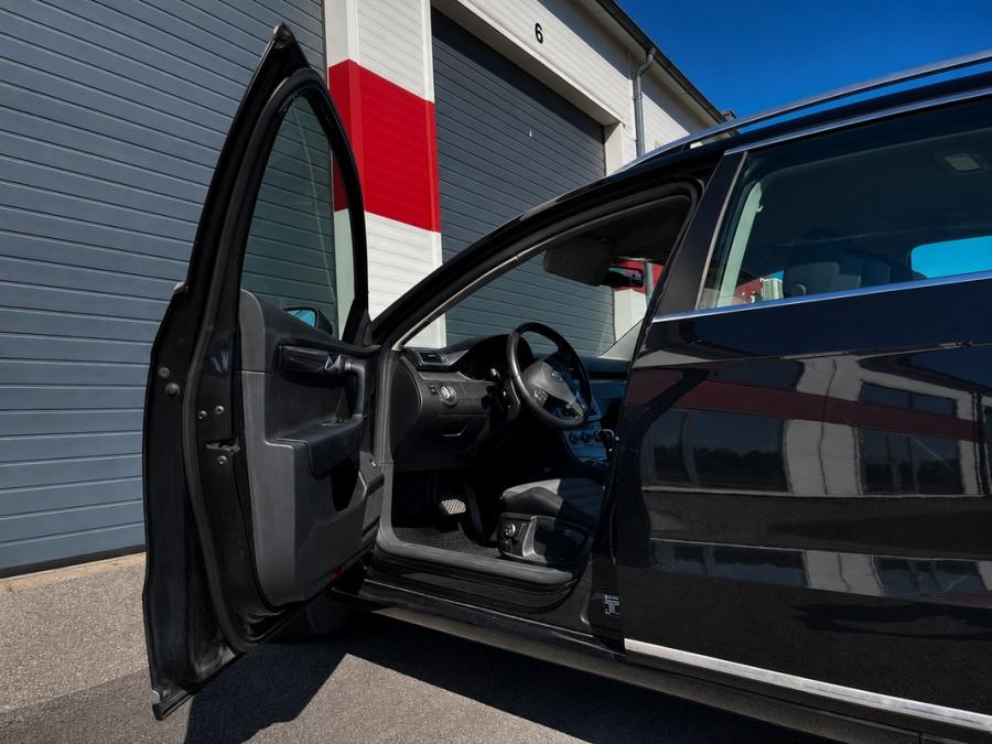 Black Volkswagen Passat 2012 in Parnu, with an engine capacity of 0.00 L and mileage of 281 thousand km for 4900 €, photo 22 on AUTOMOTO.COM.LV